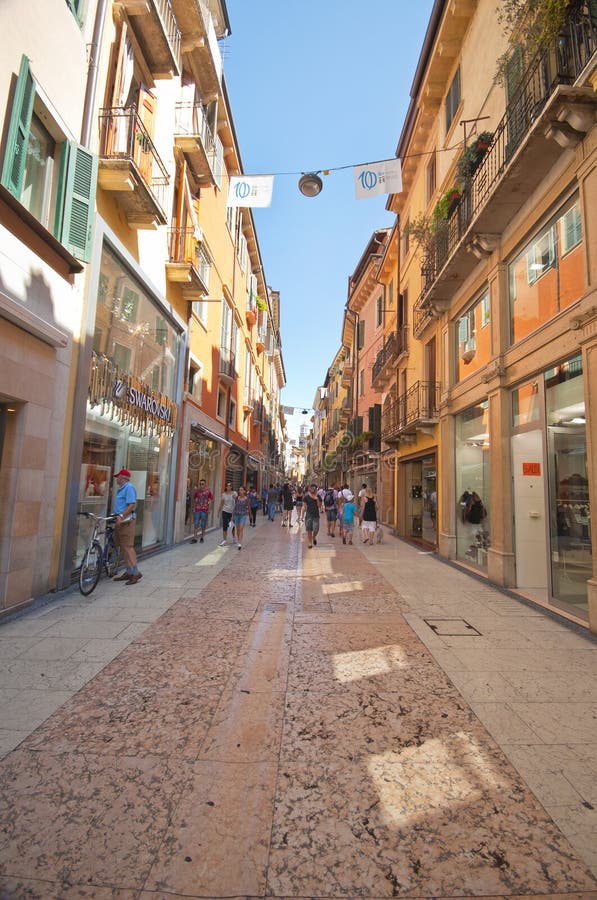 En Verona Streets imagen de archivo editorial. Imagen de compras - 35840799