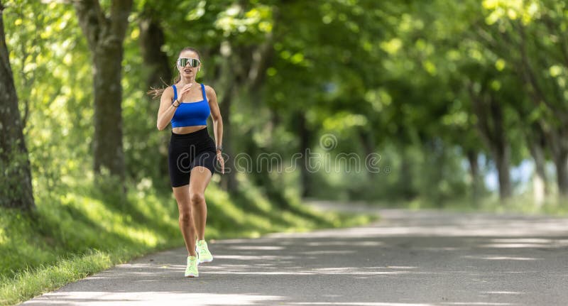 Encaja Mujer Joven Trotando En El Parque Sonriendo Feliz Corriendo Y ... Encaja Mujer Joven Trotando En El Parque Sonriendo Feliz Corriendo Y ...