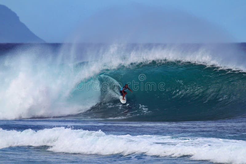 Encanamento Surfando De Evan Valiere Do Surfista Em Havaí Foto ...