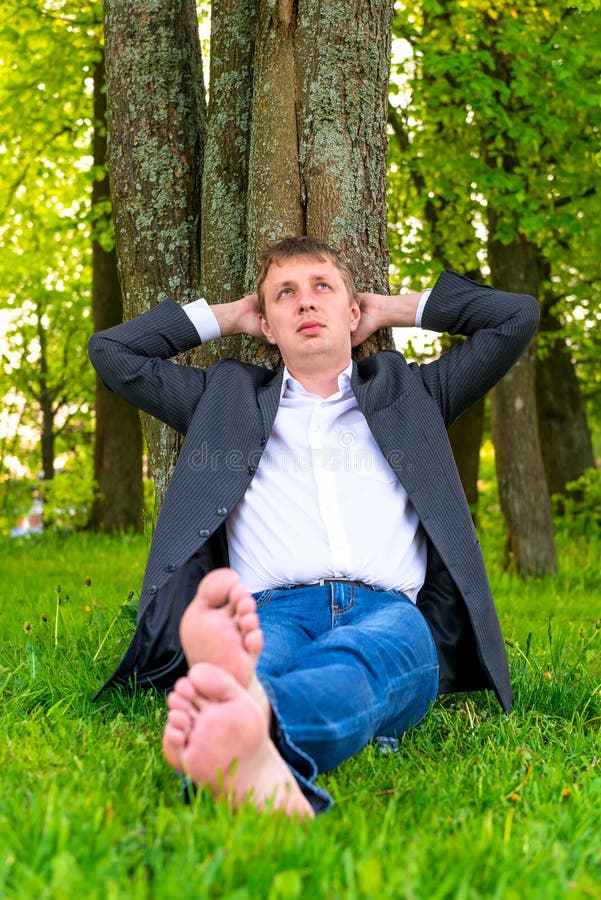 Gente Descalza Con Los Zapatos A Disposición Imagen de archivo - Imagen ...