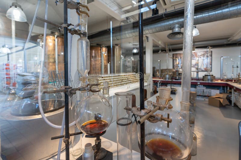 Distillateur Pour La Production Du Parfum Dans L'usine De Fragonard ...