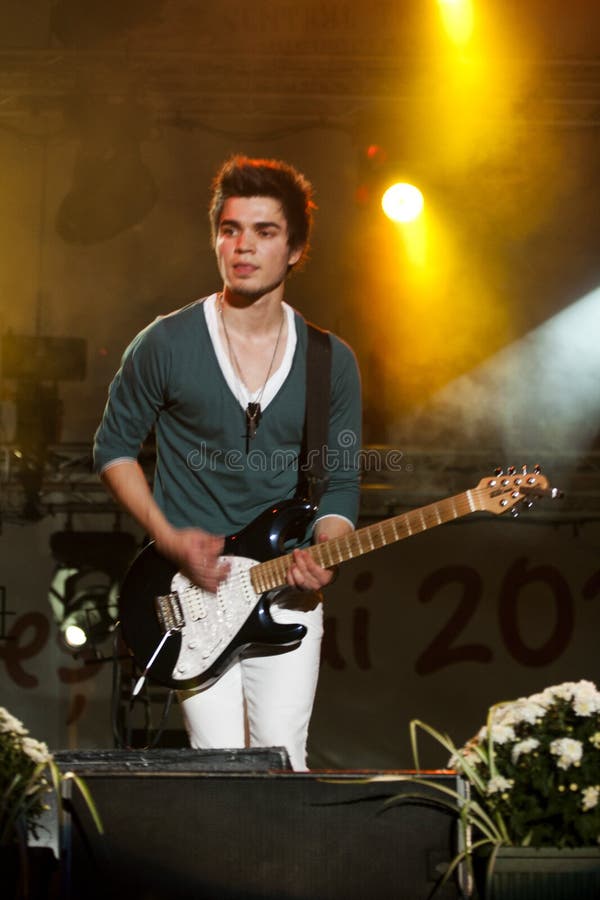 Artist singing at guitar editorial photo. Image of loves - 22797981