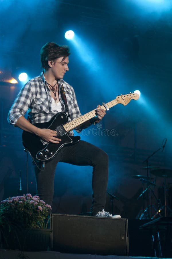 Artist singing at guitar editorial stock image. Image of action - 26496604