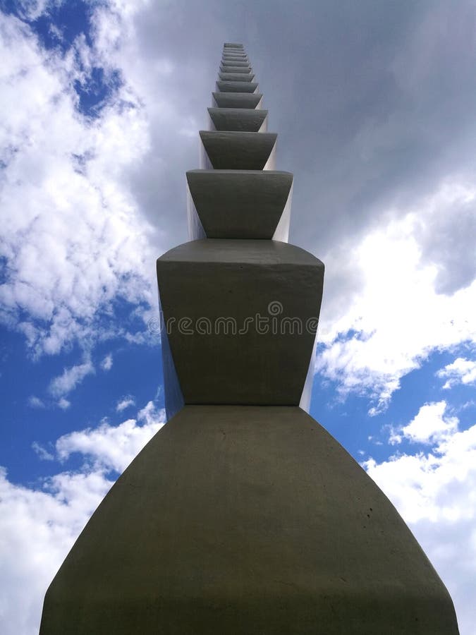 Constantin Brancusi Endless Column Stock Image - Image of spire ...