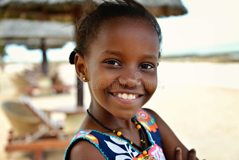 Trois Enfants Africains S'asseyant Dehors Mangeant Du Riz En Afrique ...