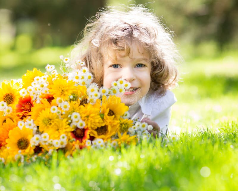 Enfant Avec Le Bouquet Des Fleurs Photo stock - Image du vacances ...