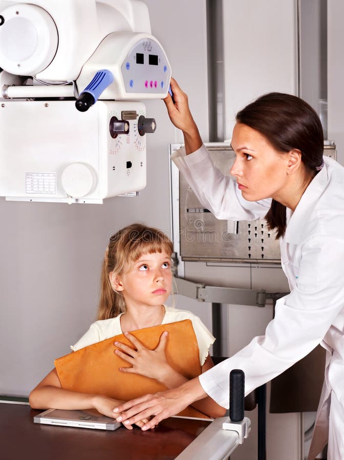 Enfant Avec Le Radiologiste De Docteur. Photo stock - Image du ...