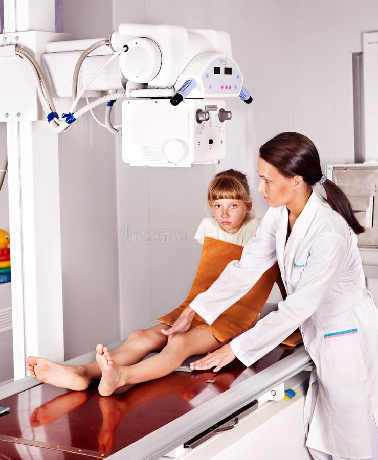 Enfant Avec Le Radiologiste De Docteur. Photo stock - Image du clinique ...