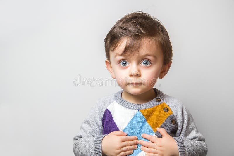 Enfant Avec Le Regard Drôle Photo stock - Image du regard, durée: 38081756