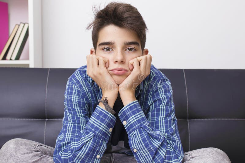 Enfant Avec Une Expression De L'ennui Ou De La Fatigue Image stock ...