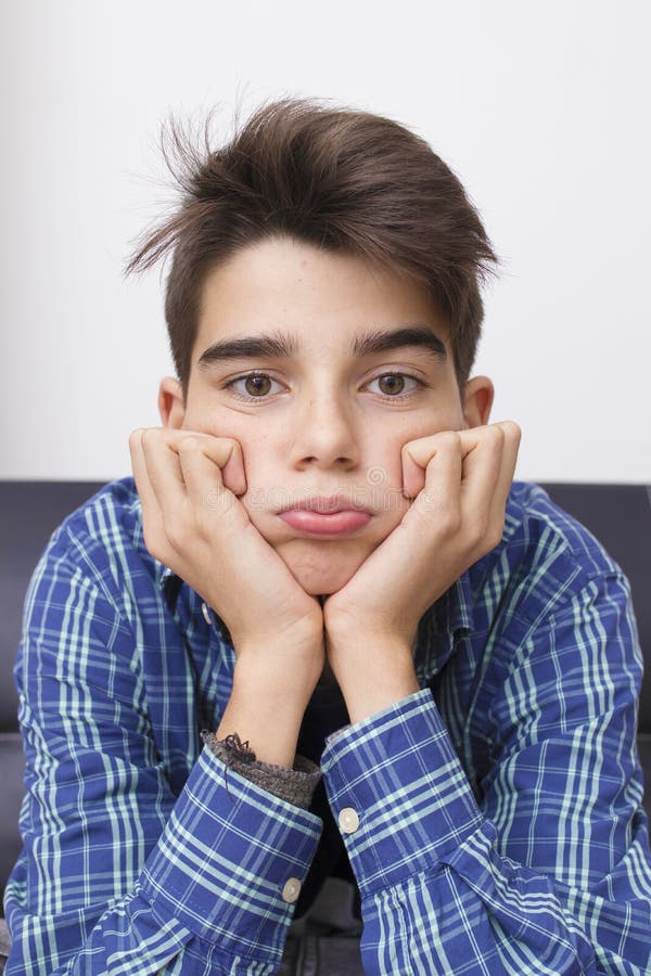 Enfant Avec Une Expression De L'ennui Ou De La Fatigue Image stock ...