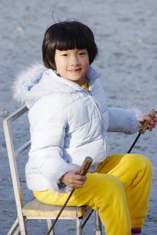 Enfant Chinois Jouant Sur La Glace Image stock - Image du jaune, beauté ...