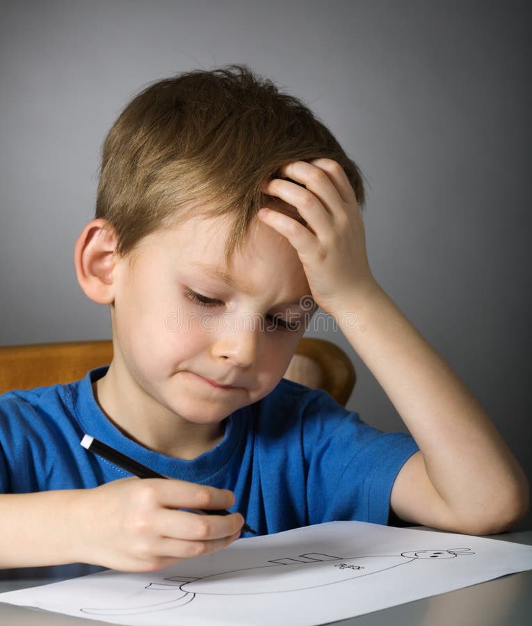 Enfant concentré image stock. Image of personne, gris - 12046413
