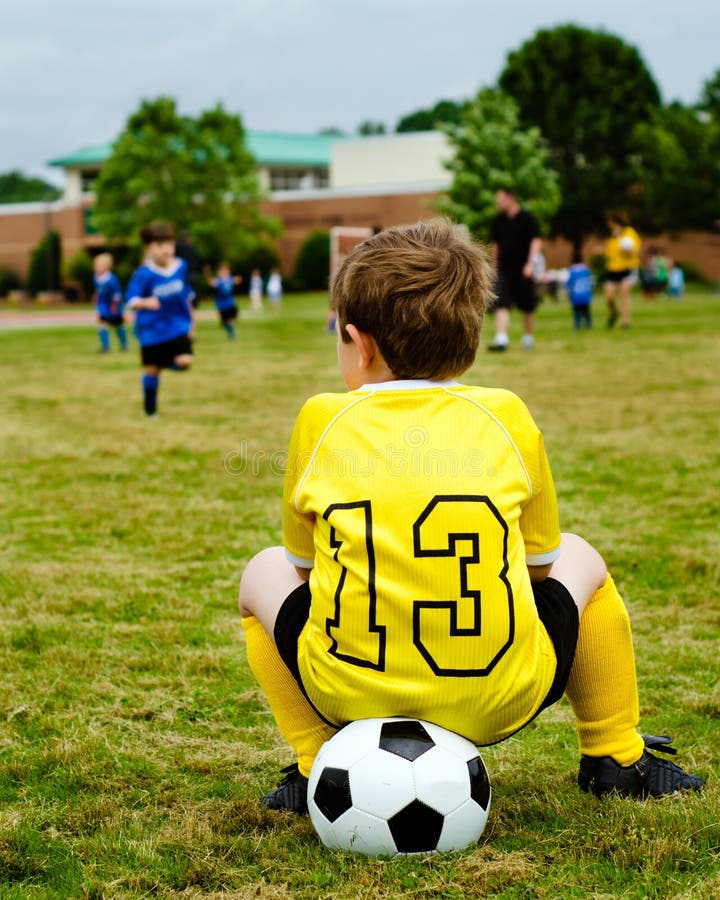 Enfant Dans Le Jeu De Football De Observation Uniforme Image stock ...