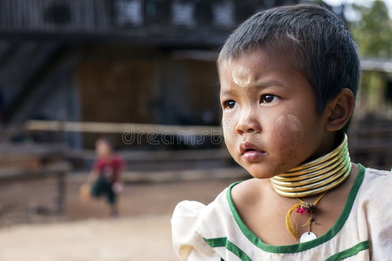 Enfant De Long-cou, Myanmar Image stock éditorial - Image du indigène ...