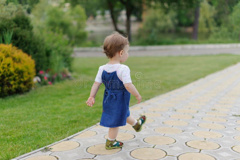 Enfant De Marche Sur Le Chemin Photo stock - Image du path, beau: 41297808