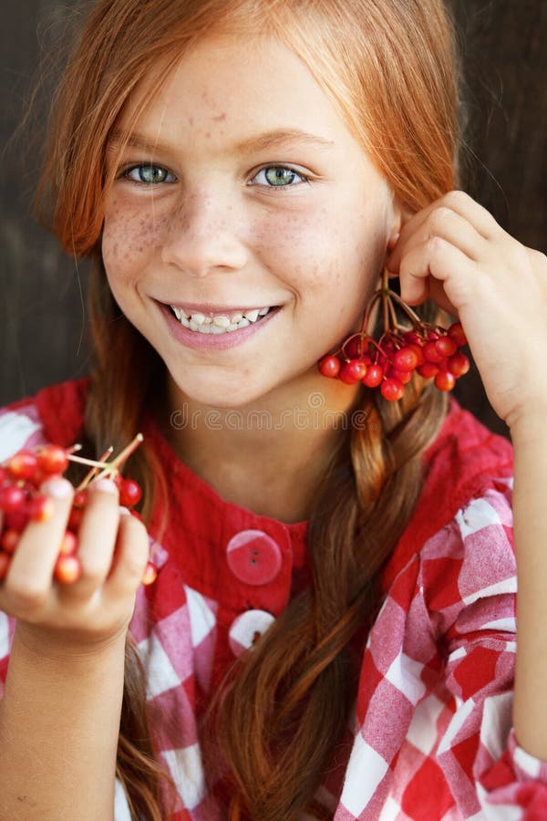 Enfant de roux image stock. Image du femelle, longtemps - 32900157