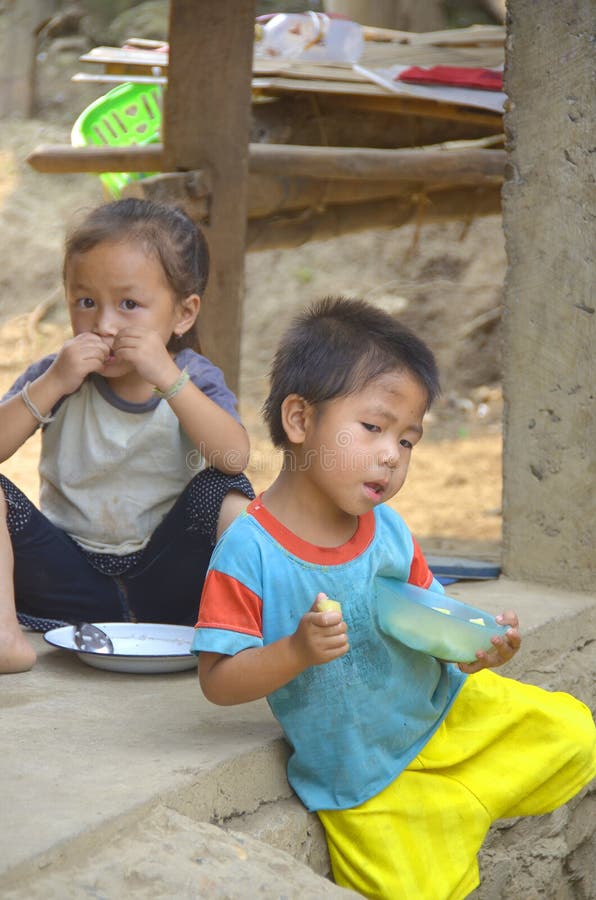 Enfant de rue photo éditorial. Image du heureux, amis - 47339466
