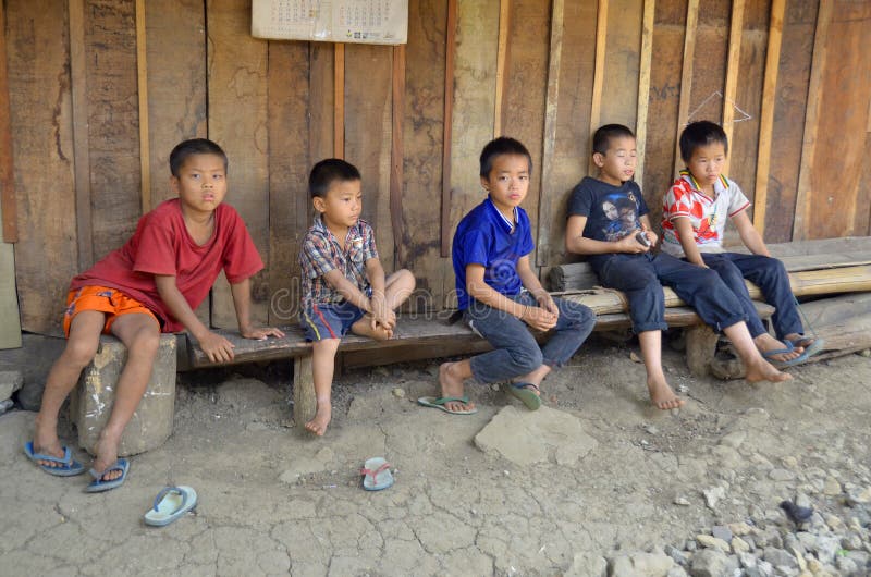 Enfant de rue photo éditorial. Image du heureux, amis - 47339466