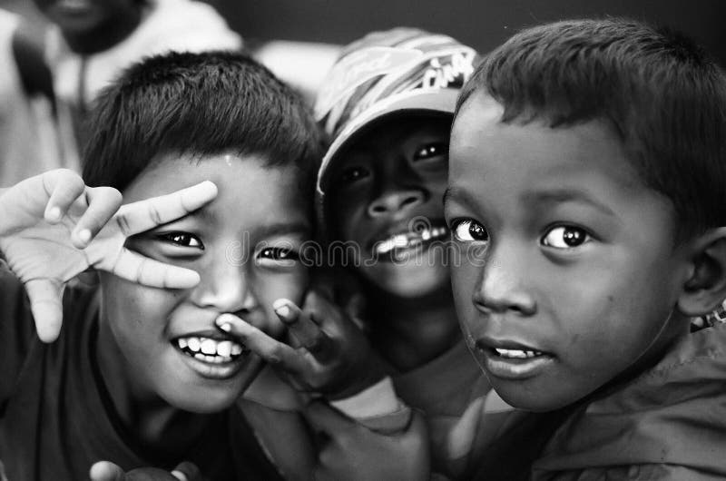 Enfant des rues photographie éditorial. Image du amour - 40015962