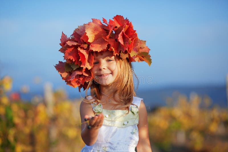 Enfant en automne image stock. Image du innocence, nature - 11436871