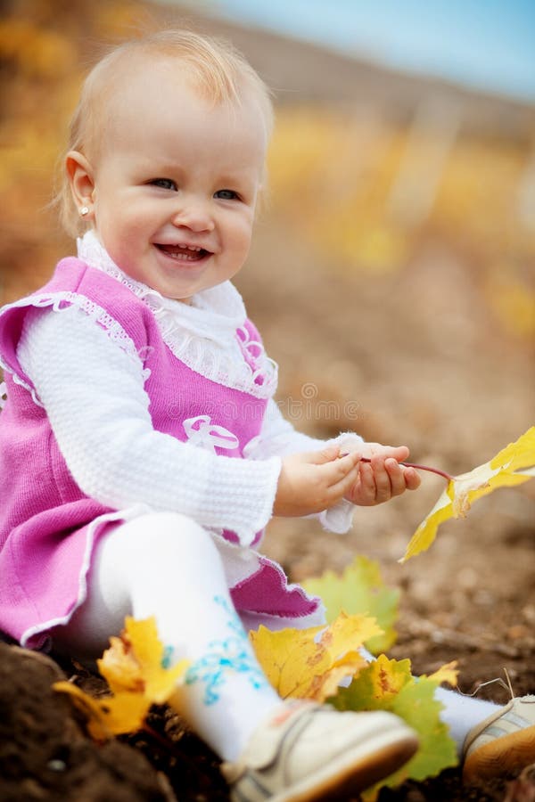 Enfant en automne image stock. Image du innocence, nature - 11436871