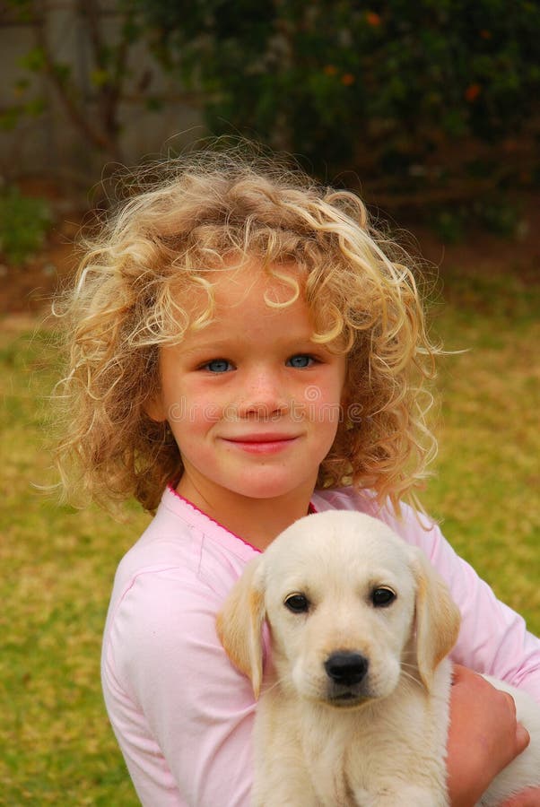 Enfant et animal familier photo stock. Image du crabot - 6551276