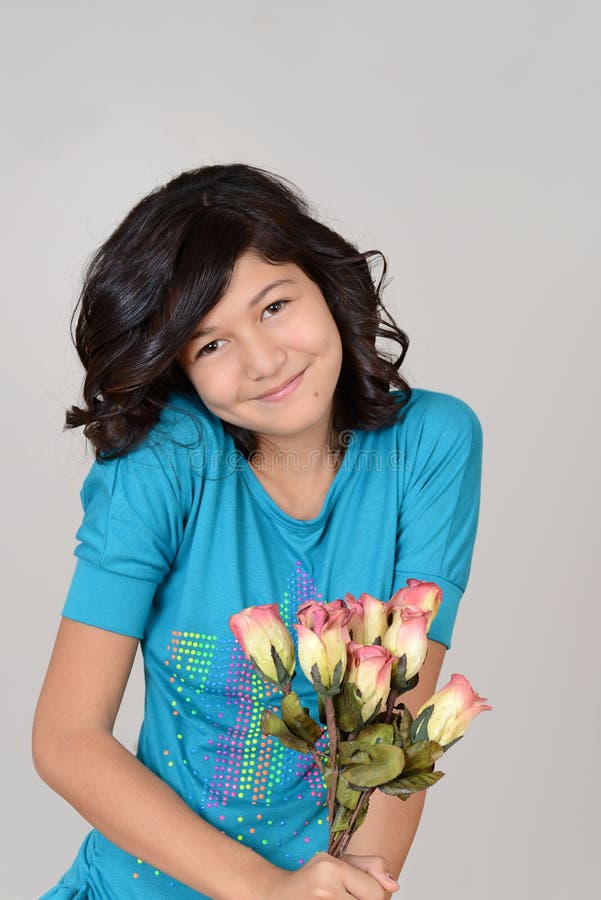 Enfant avec des roses photo stock. Image of mignon, amusement - 26824650