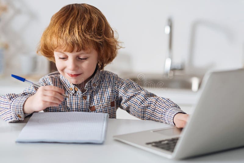 Enfant Intelligent Intelligent Faisant Ses Devoirs Photo stock - Image ...