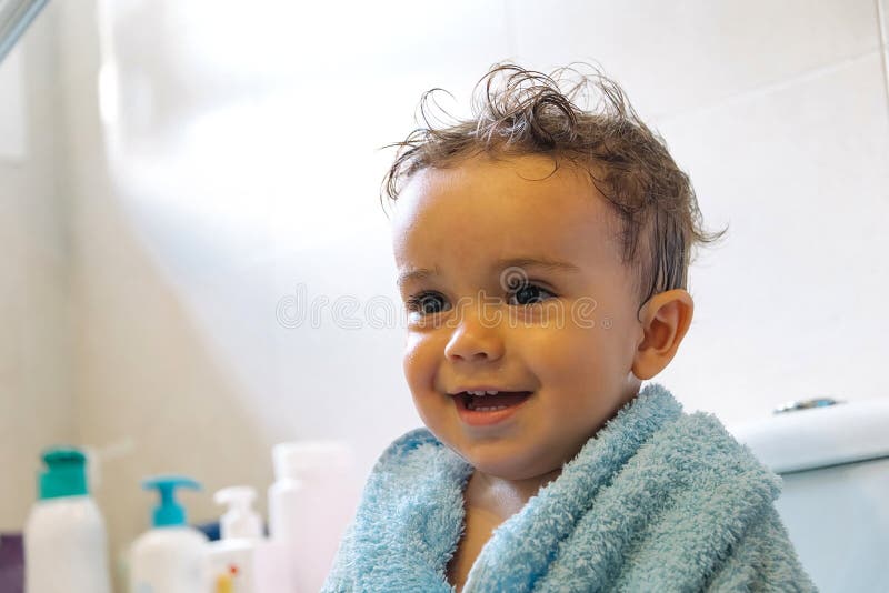 Enfant Jouant Avec Douche Dans La Salle De Bain Photo Stock Image Du