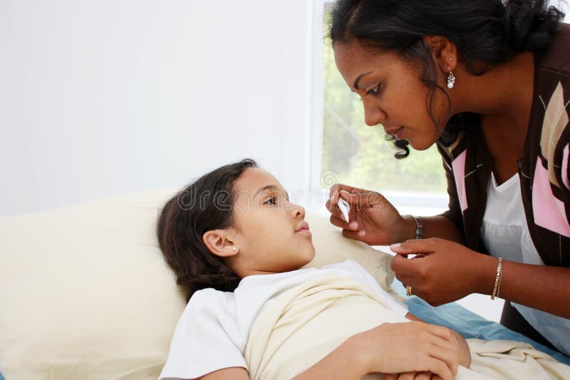 Enfant malade image stock. Image du femme, aide, chambre - 5217343