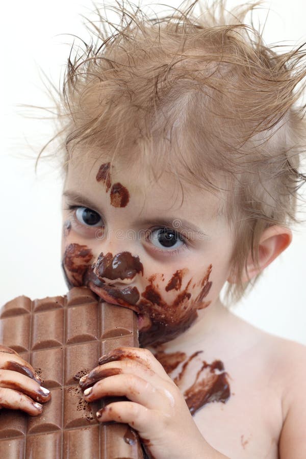 Enfant Mangeant Du Chocolat Photo stock - Image du manger, gluant: 9596884