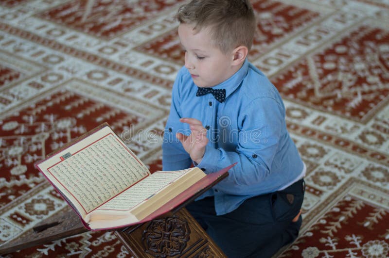 Enfant Musulman Coran De Lecture Photo stock - Image du décoration ...
