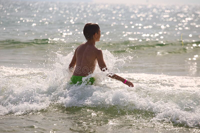 Enfant Nage Dans Les Vagues De La Mer Sur La Plage Image stock - Image ...