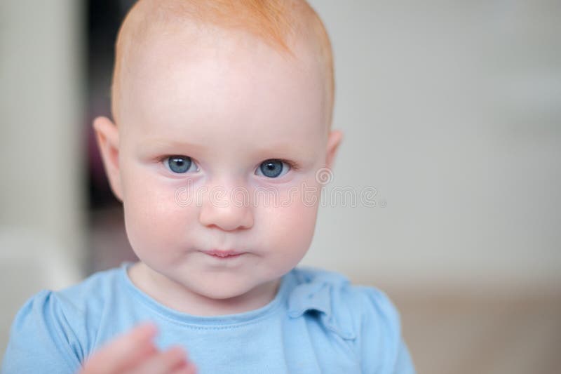 Enfant Roux Avec Des Yeux Bleus Image stock - Image du robe, enfant ...
