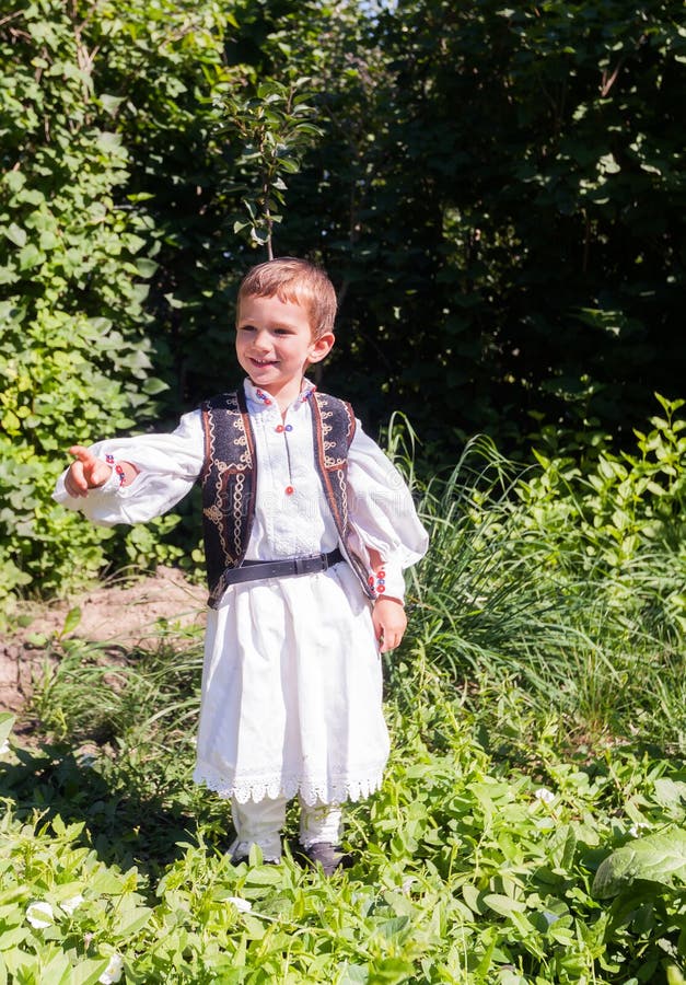 Enfant Roumain Fier De Son Costume Traditionnel Image stock - Image du ...