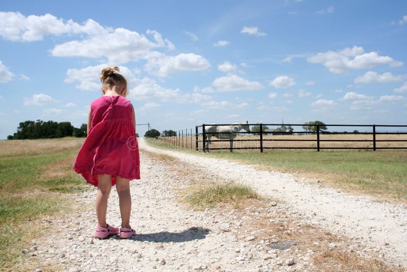 Enfant seul image stock. Image du petit, abandonné, ferme - 5639685