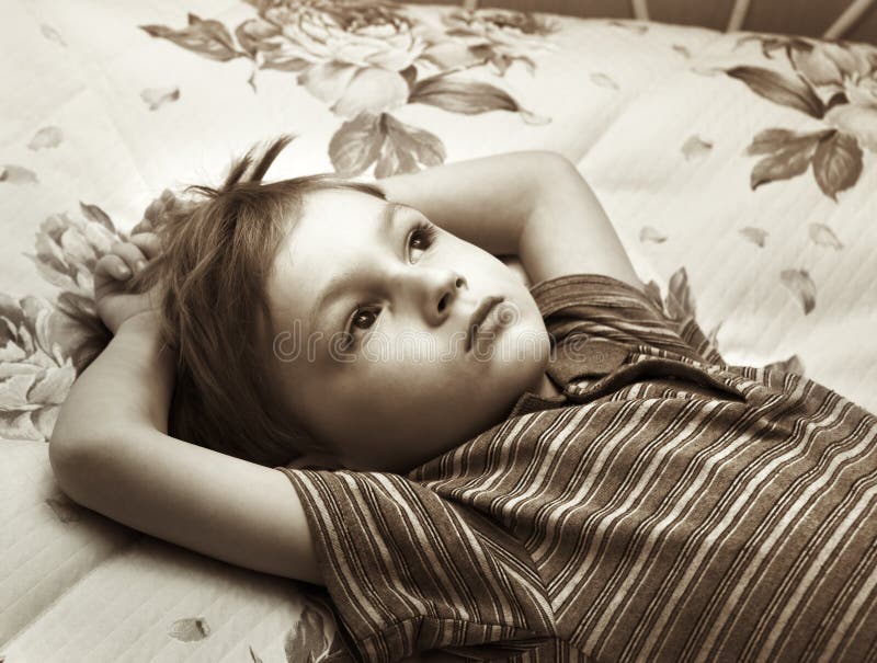 Enfant seul image stock. Image du regarder, indoors, triste - 8863921