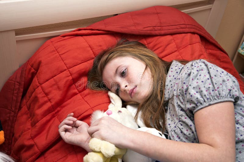 Enfant seul triste image stock. Image du enfant, sérieux - 18138593