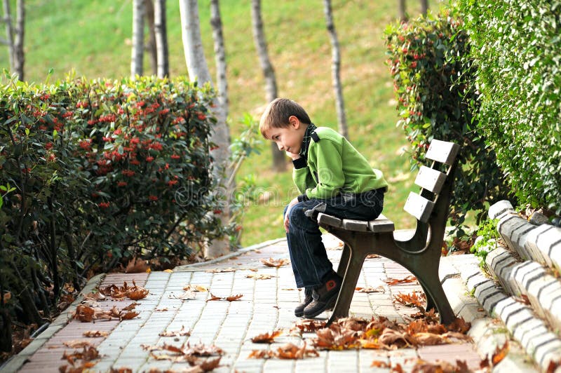 Enfant seul triste en parc photo stock. Image du triste - 32350596