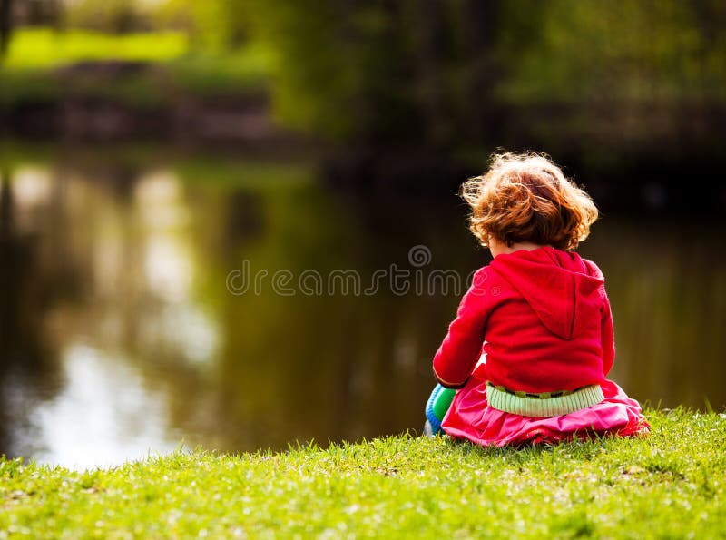 Enfant sur la rive image stock. Image du enfoncé, extérieur - 25385855