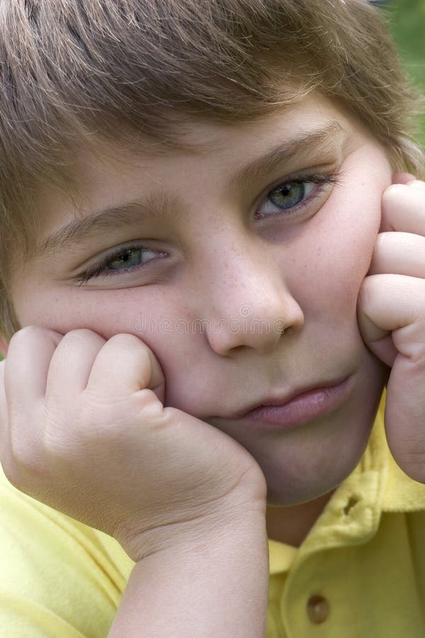 Enfant triste photo stock. Image du visage, mains, ennui - 964200