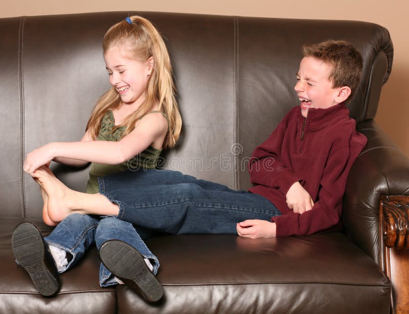 Chatouilles aux pieds image stock. Image du down, enfant - 7633423