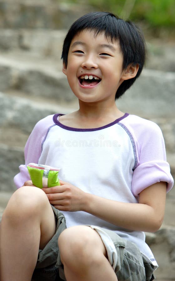 Enfant asiatique heureux photo stock. Image du visage - 24226574