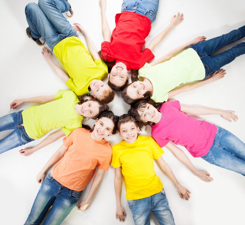 Enfants De Groupe De Bonheur Avec Leurs Mains Photo stock - Image du ...