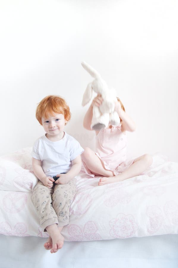 Enfants de roux photo stock. Image du russe, frère, blanc - 105679432