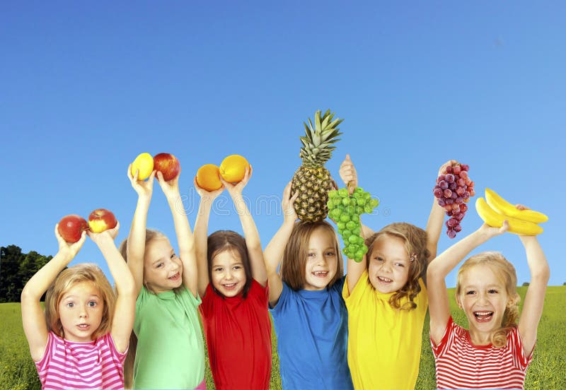 Des Enfants Heureux Avec Des Fruits Image stock - Image du pomme ...