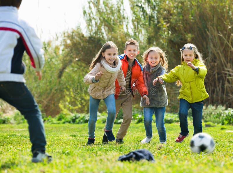 Enfants Heureux Jouant Le Football Dehors Photo Stock Image Du Gens