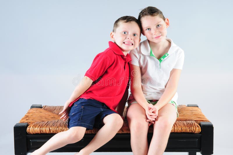 Enfants idiots sur le banc image stock. Image du ensemble - 12927081