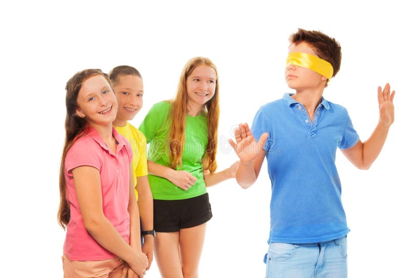 Enfants Jouant Le Cache-cache Photo stock - Image du gibier, course ...